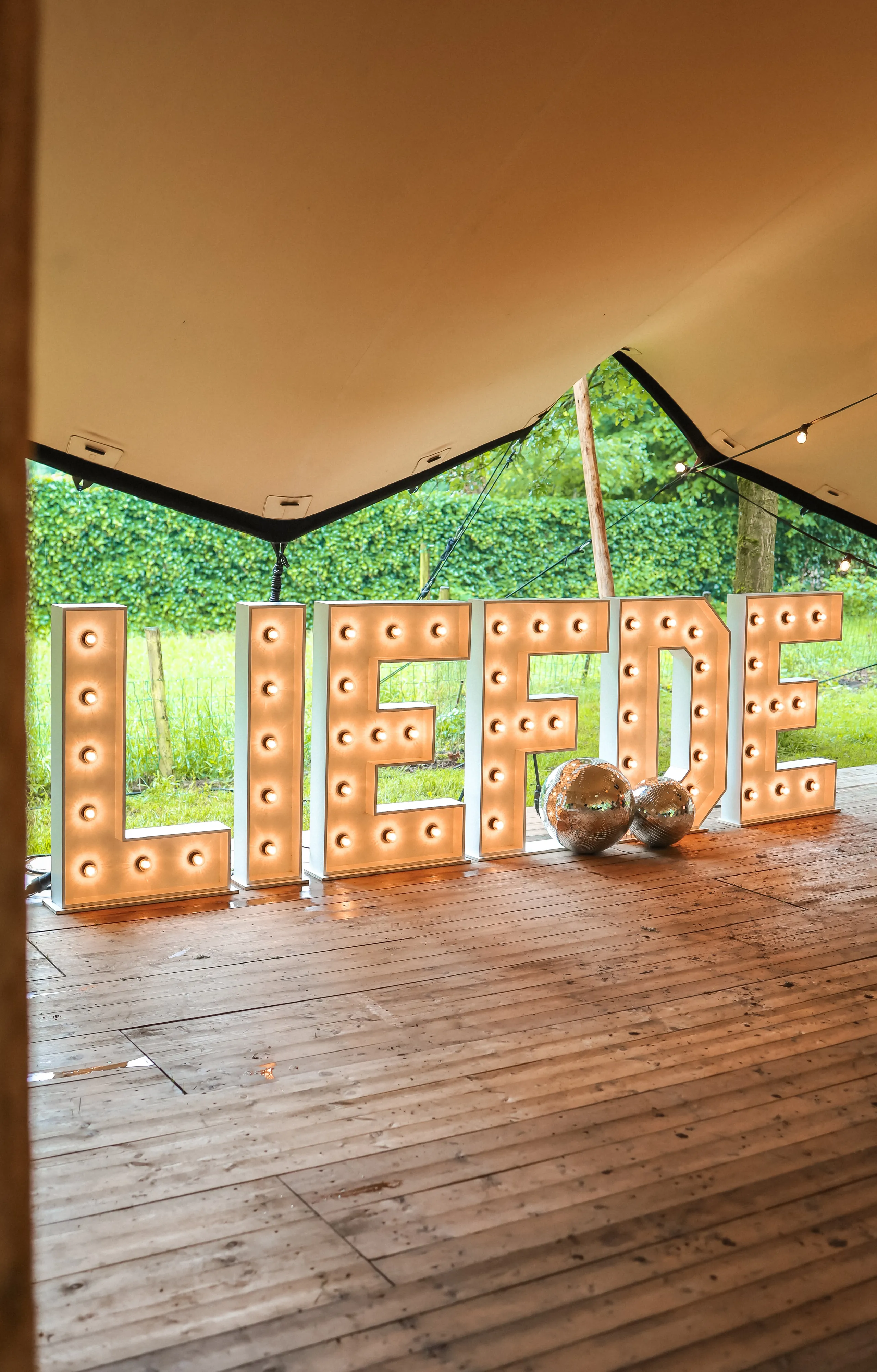 321Lichtletters huren